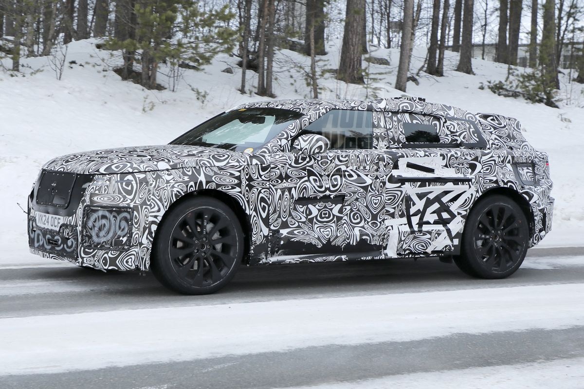 Nieuwe Range Rover Velar zoeft elektrisch door de sneeuw - AutoWeek