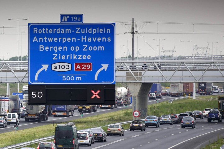300 miljoen euro tegen files op A15 - AutoWeek