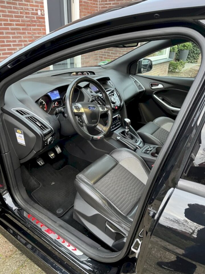 Ford Focus 2.0 EcoBoost ST-2 (2013) review - AutoWeek