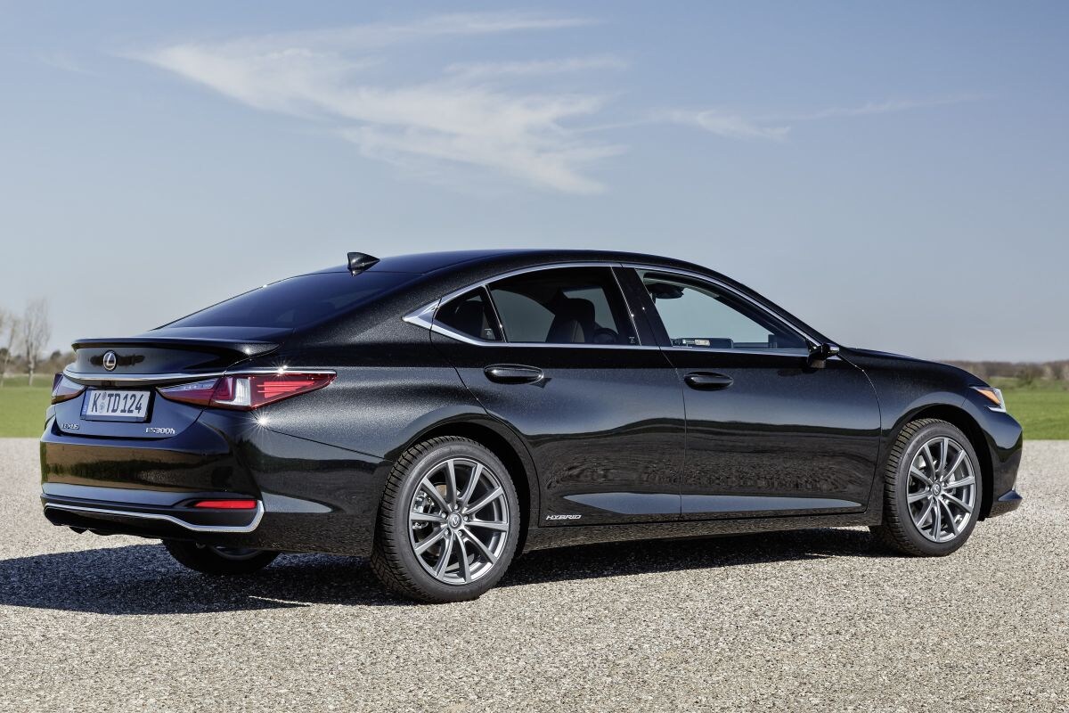 Lexus ES - Facelift Friday - AutoWeek
