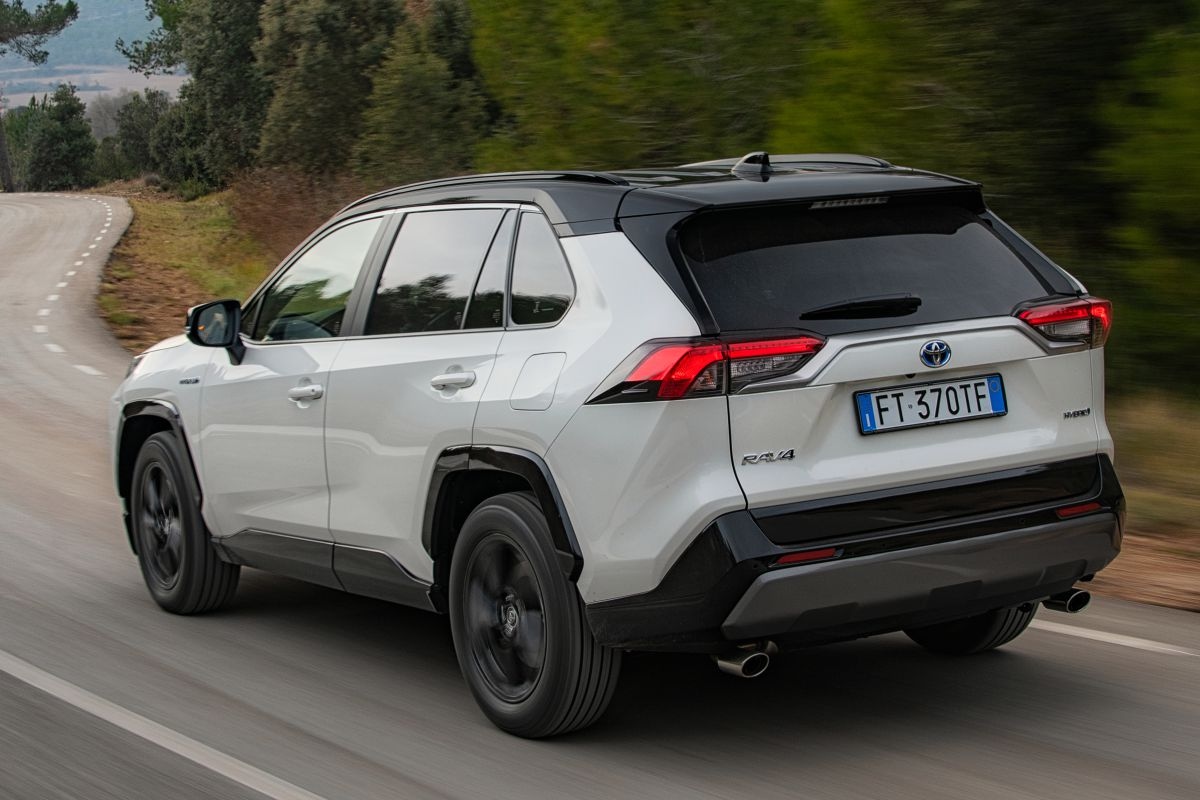 Toyota RAV4 2.5 Hybrid 2WD Active (2021) review - AutoWeek