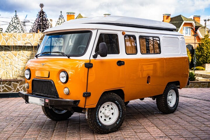 UAZ Classic Combi nu ook als kampeerauto - AutoWeek