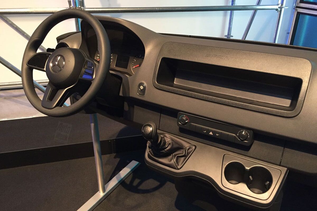 Mercedes-Benz toont dashboard Sprinter - AutoWeek