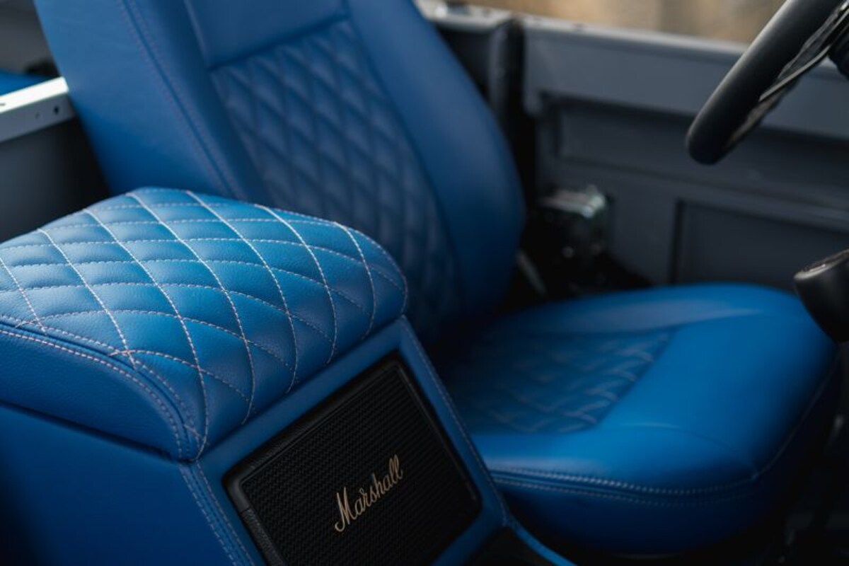 Dakloze Land Rover Defender vindt onderdak bij F1-coureur - AutoWeek