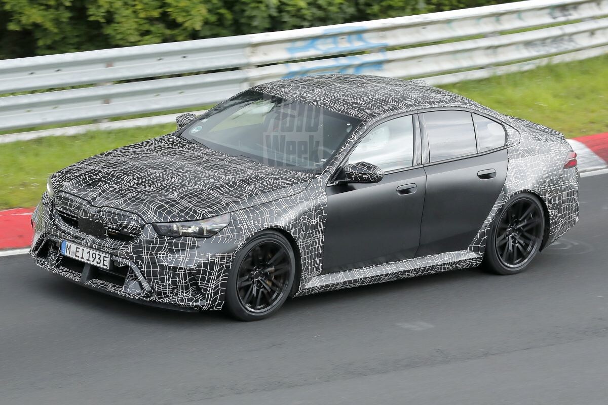 BMW M5 Sedan and M5 Touring race around the Nürburgring - Techzle
