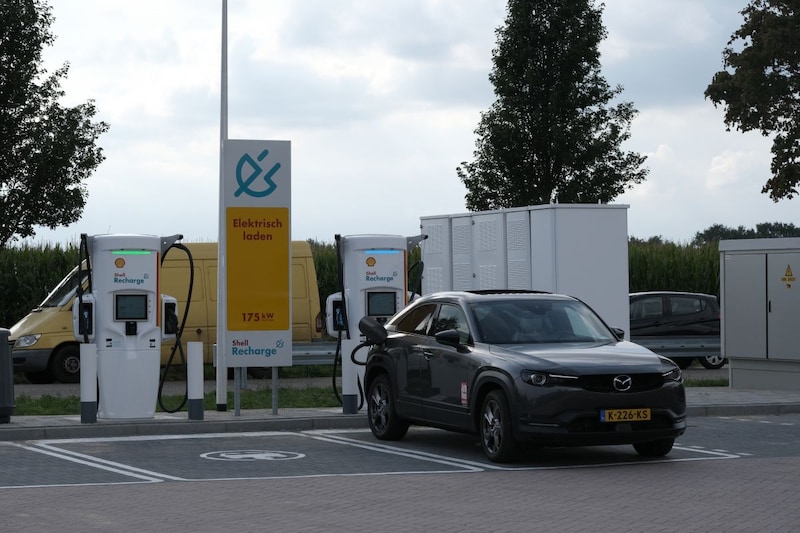 Minister: 'Beperkt aantal laadpalen langs snelweg moet weg' - AutoWeek