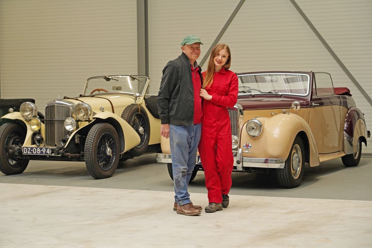 De 21 jarige Rachel zal ooit Alvis-collectie van vader erven