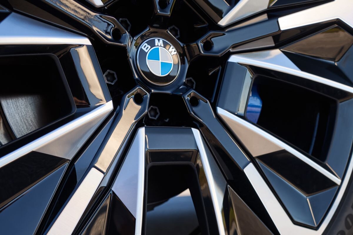 Vernieuwde BMW iX: tot ruim 700 kilometer bereik zonder bijladen