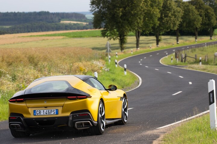 AutoWeek test de Ferrari 12Cilindri, met dikke V12-motor