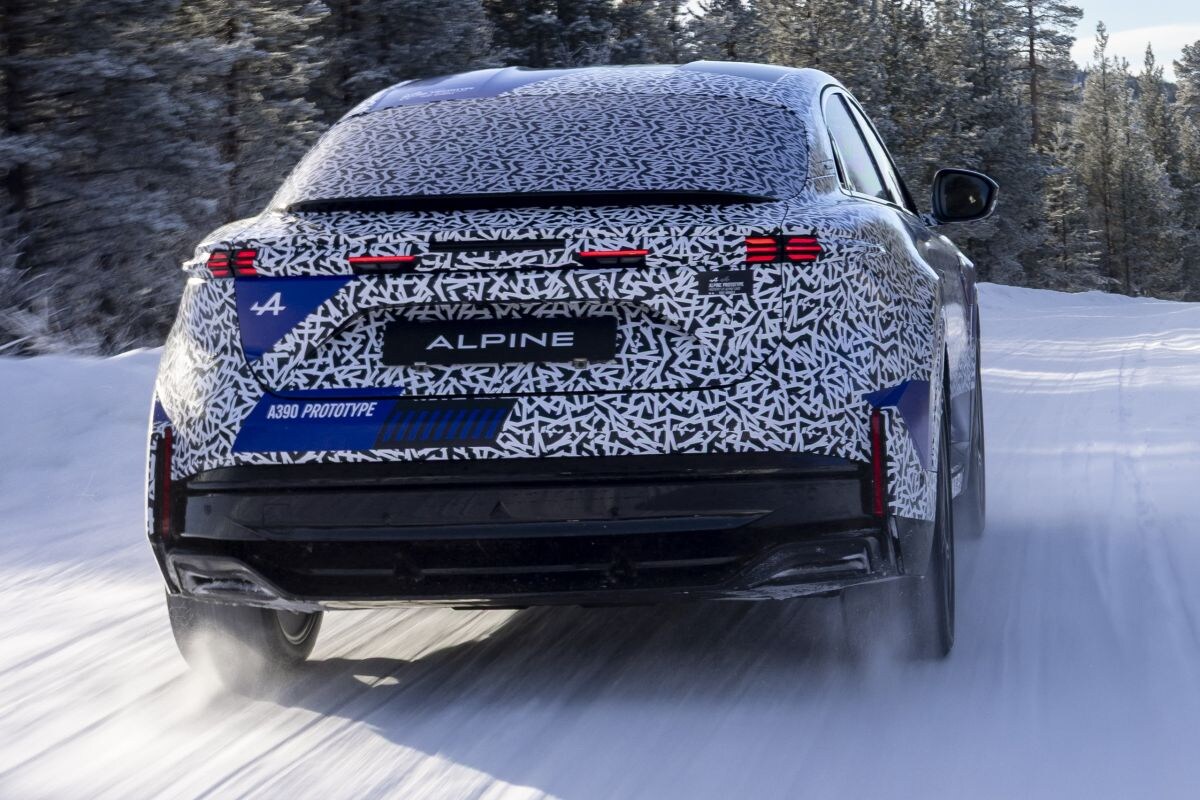 Alpine A390: elektrische Sport Fastback dwars door de sneeuw