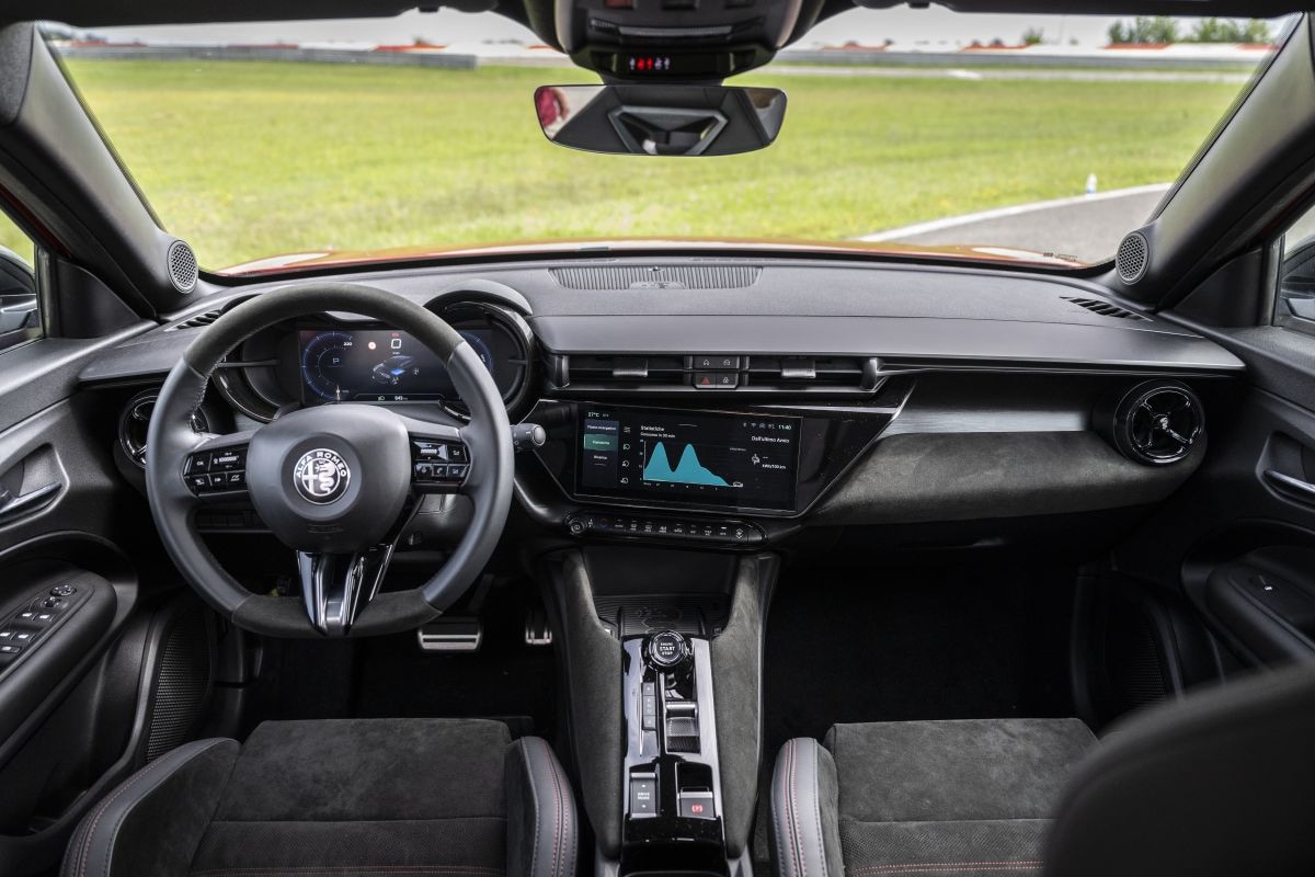 Test: Alfa Romeo Junior (2024) - AutoWeek