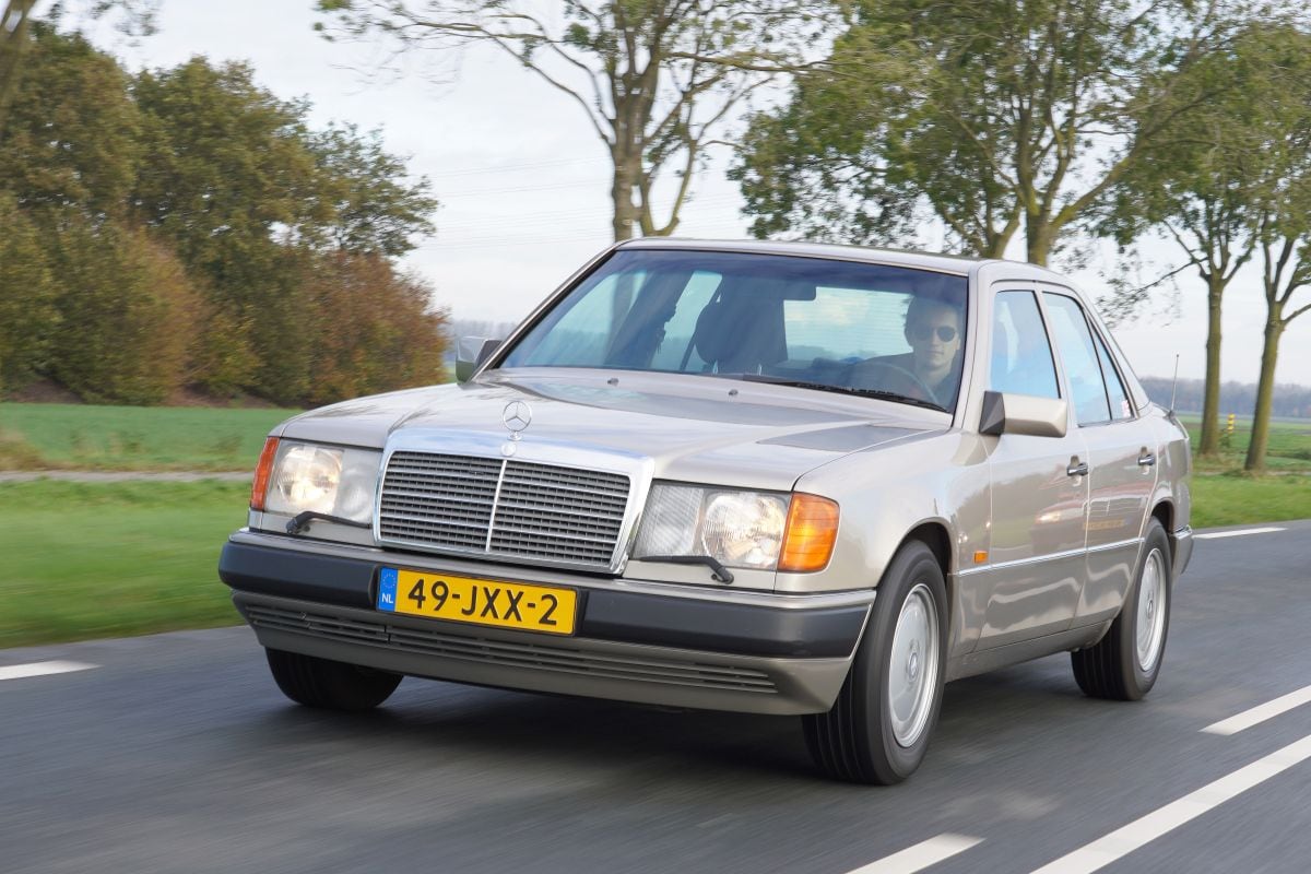 Broer (20) en zus (18) rijden allebei een 30 jaar oude Mercedes