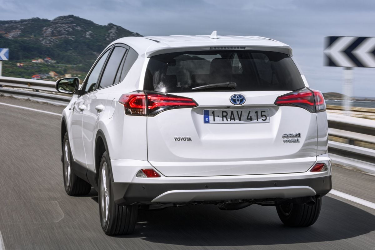 Toyota RAV4 2.5 Hybrid 4WD Executive (2016) #3 review
