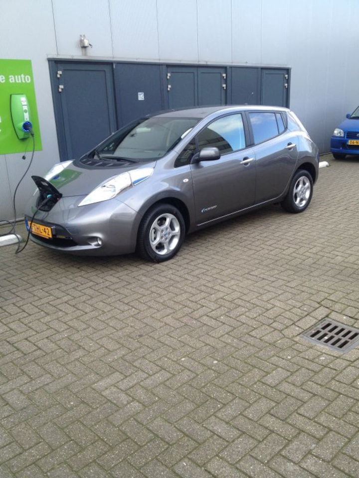 Nissan Leaf Acenta (2014) review - AutoWeek