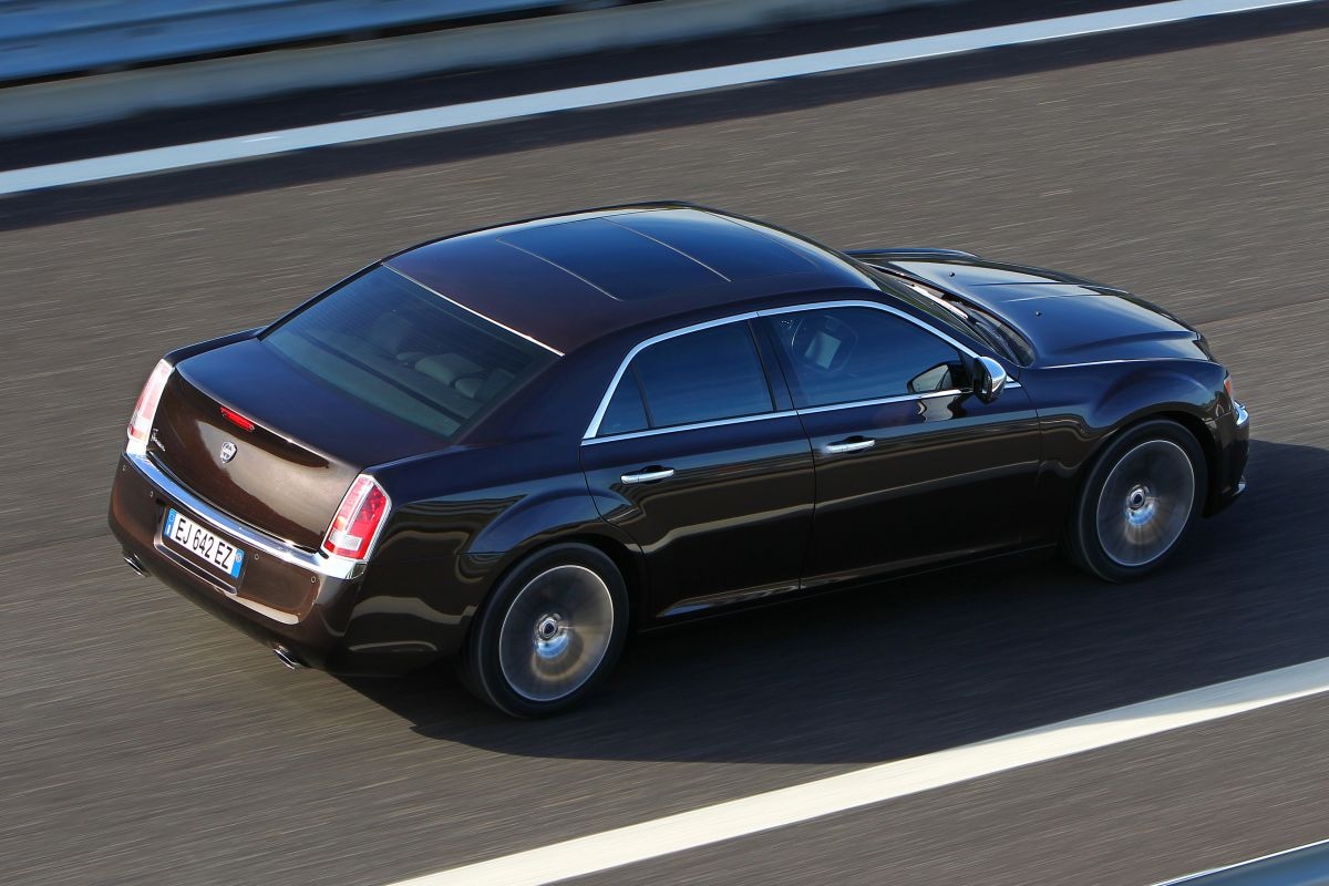 De Tweeling: Chrysler 300C - Lancia Thema - AutoWeek