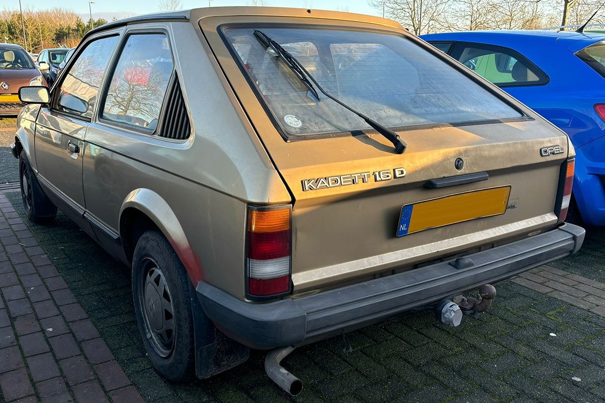 Deze Opel Kadett met dieselmotor is 42 jaar oud en is een volhoudertje
