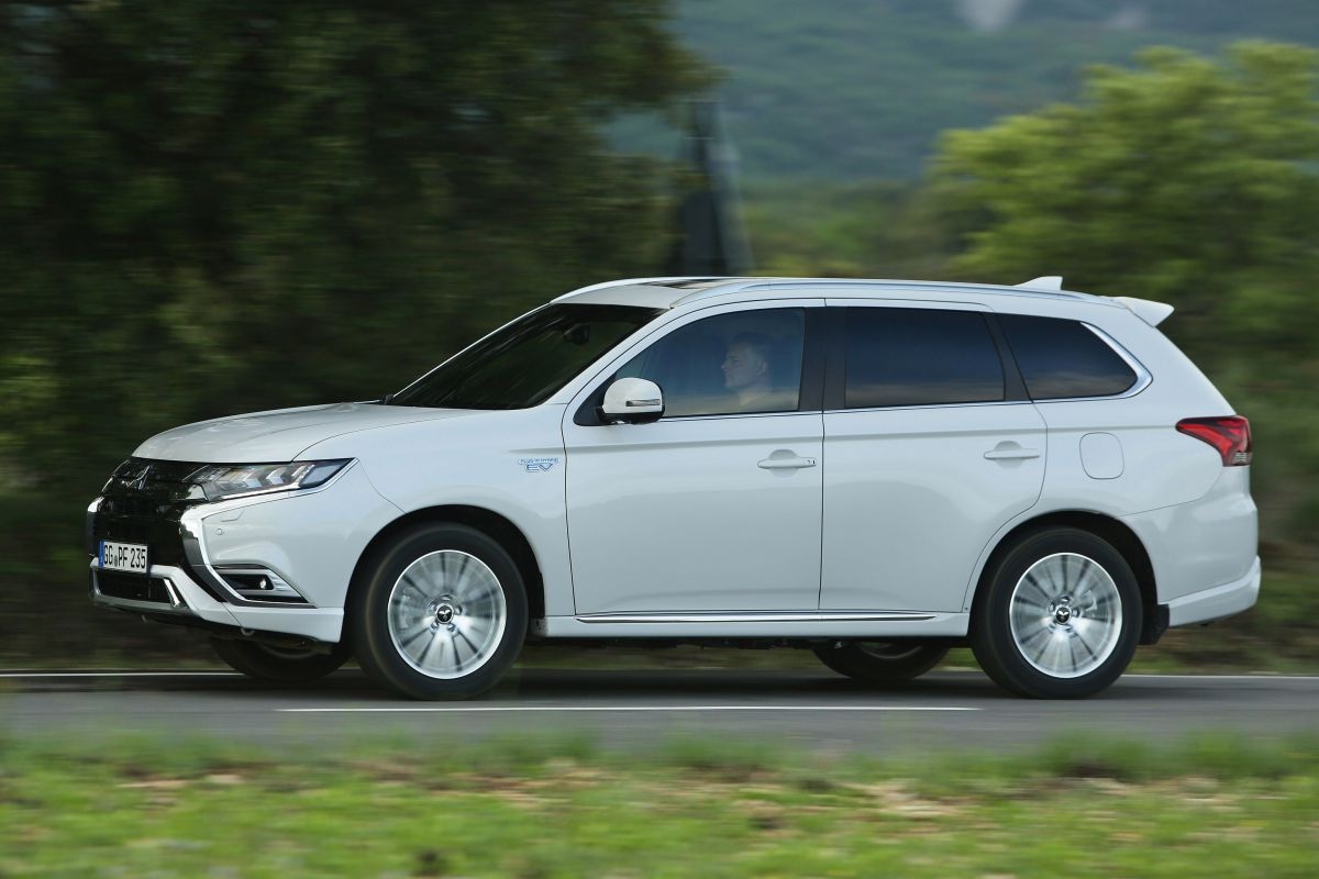 Mitsubishi Outlander PHEV Intense S (2019) review - AutoWeek