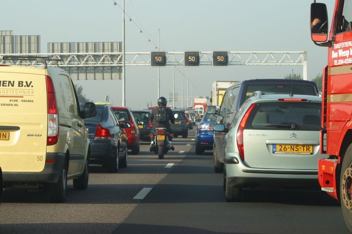 'Acht procent minder verkeer halveert aantal files'