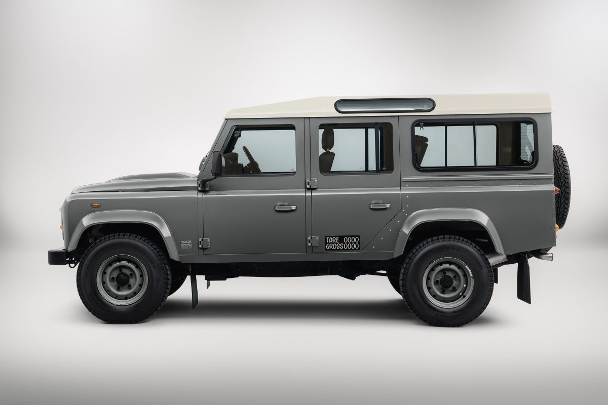 Oude Land Rover Defender maakt rentree als Works V8 Daktari Edition