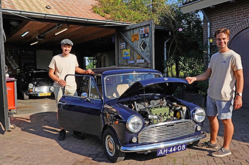 Voor deze 21-jarige technische tweeling geen stekkers: sleutelen aan