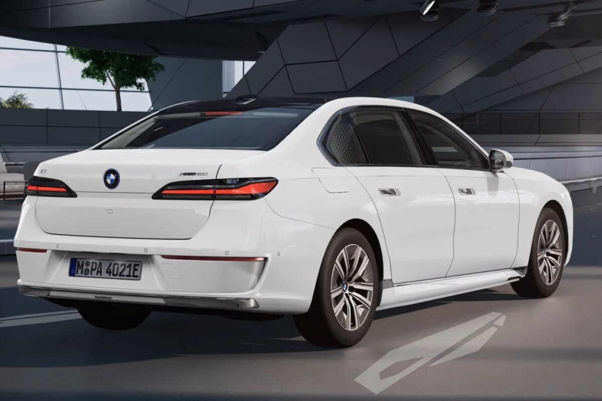 BMW i7 - Back to Basics - AutoWeek