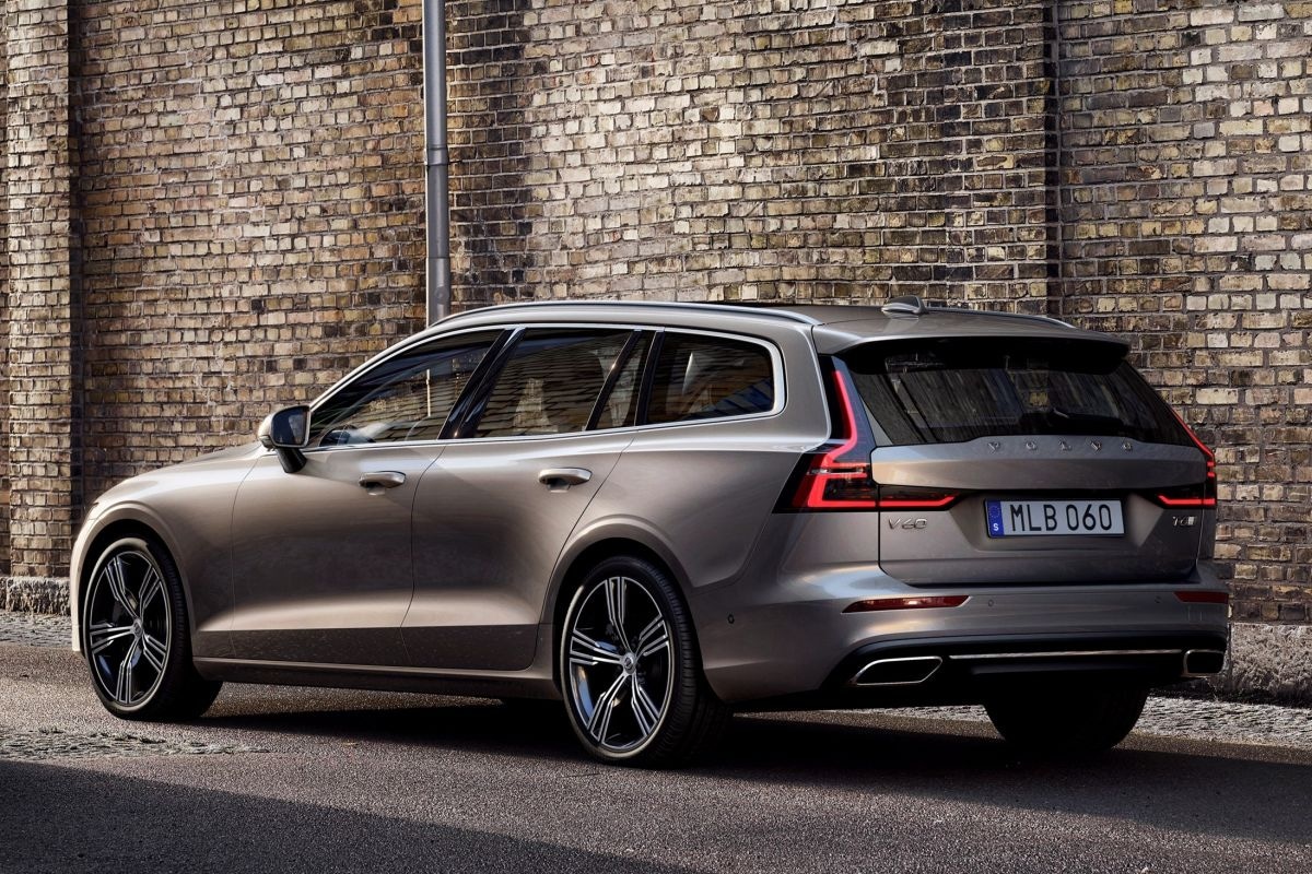 Volvo V60 T6 Plug-in Hybrid AWD Essential prijs en specificaties