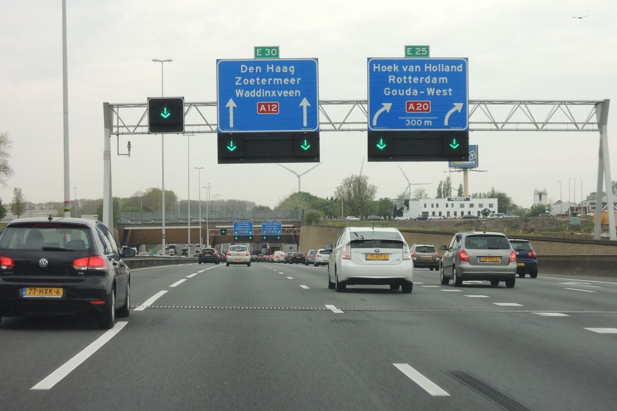 Wanneer mag je een voertuig rechts inhalen? - AutoWeek