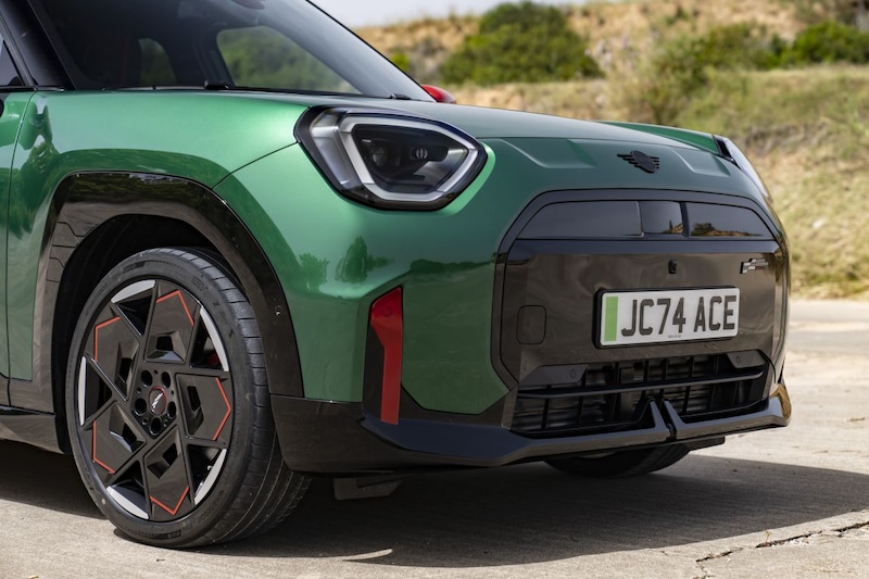 Mini John Cooper Works Electric en Aceman - AutoWeek.nl