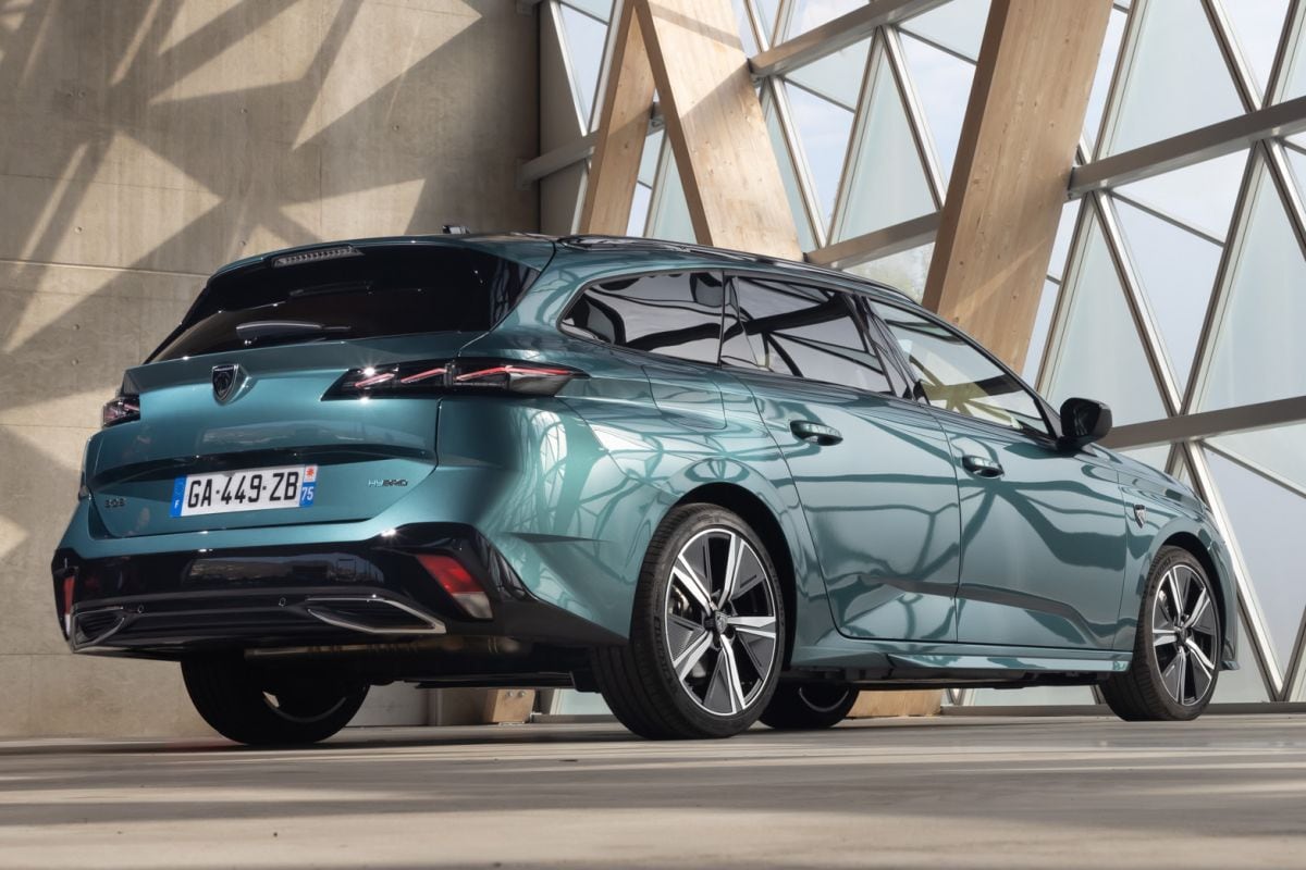Peugeot 308 SW Allure Pack Business HYbrid 180 (2023) review