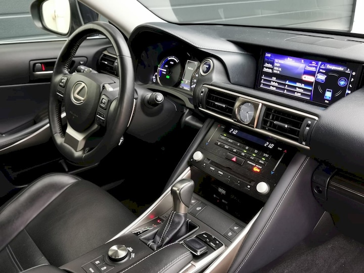 Lexus IS 300h Luxury Line (2018) review - AutoWeek