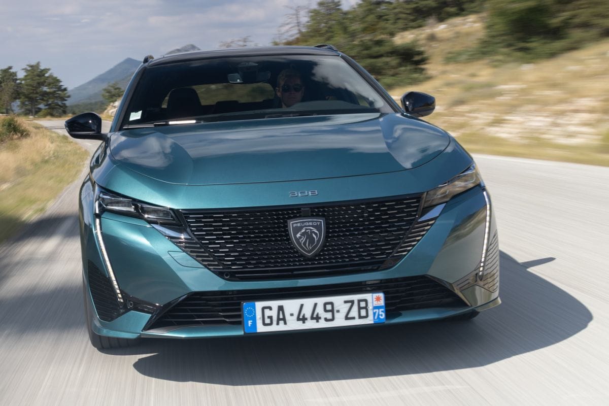 Peugeot 308 SW Allure Pack Business HYbrid 180 (2023) review