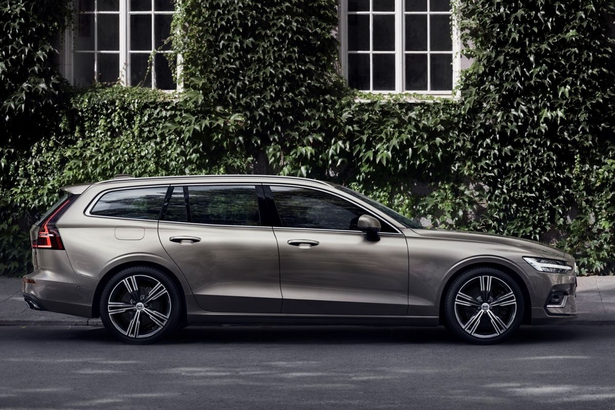 Volvo V60 T6 Plug-in Hybrid AWD Essential prijs en specificaties