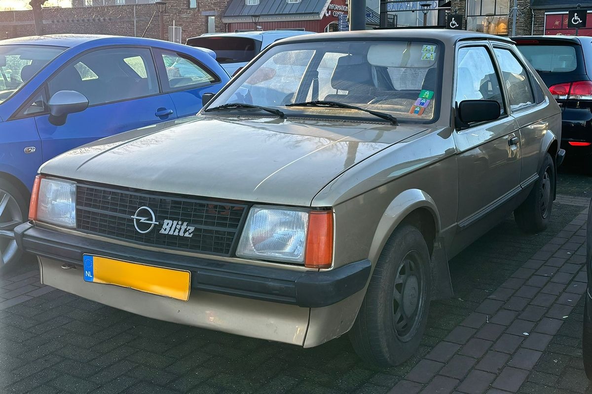 Deze Opel Kadett met dieselmotor is 42 jaar oud en is een volhoudertje