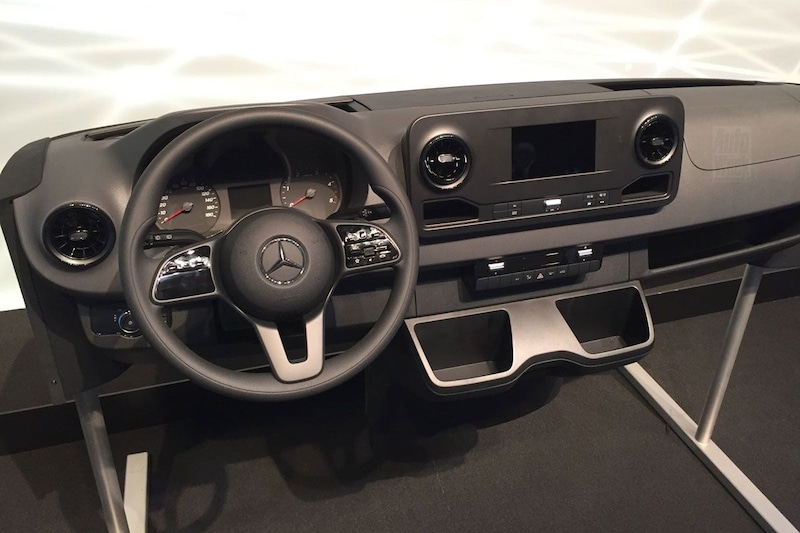 Mercedes-Benz toont dashboard Sprinter - AutoWeek