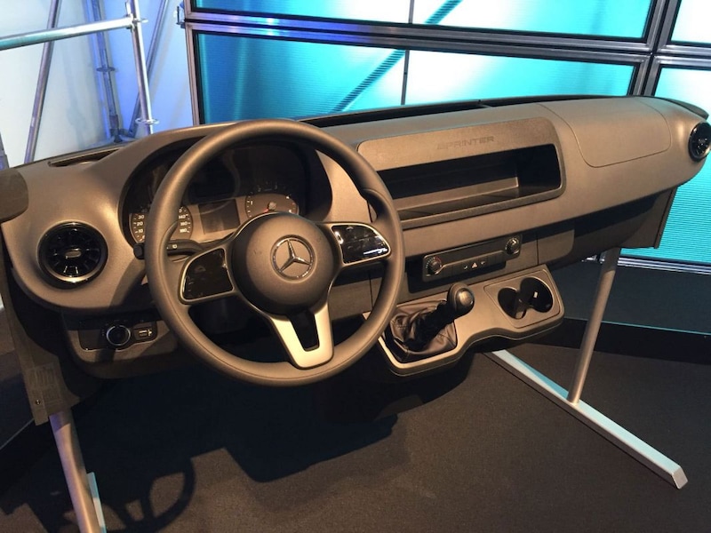 Mercedes-Benz toont dashboard Sprinter - AutoWeek