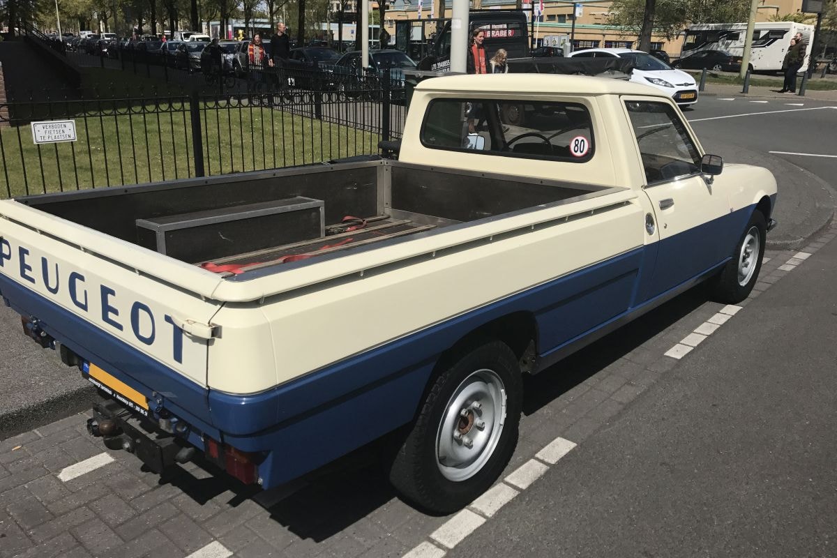 In het wild: Peugeot 504 Pick-up - AutoWeek