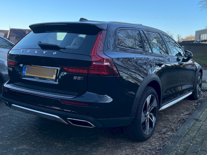 Volvo V60 Cross Country B5 AWD Business Pro (2021) review