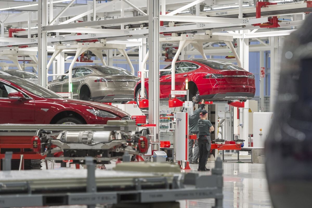 Tesla schrapt bijna 700 banen in Nevada - AutoWeek