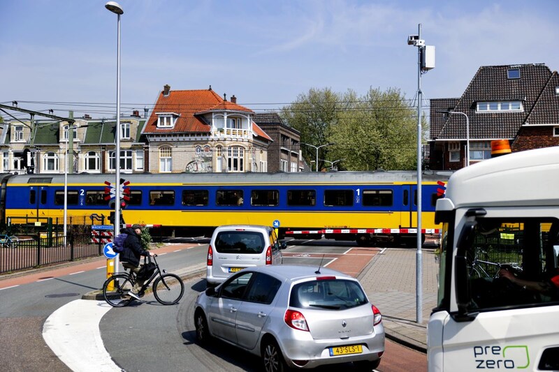 Flitspalen bij spoorwegovergangen leveren duizenden boetes op