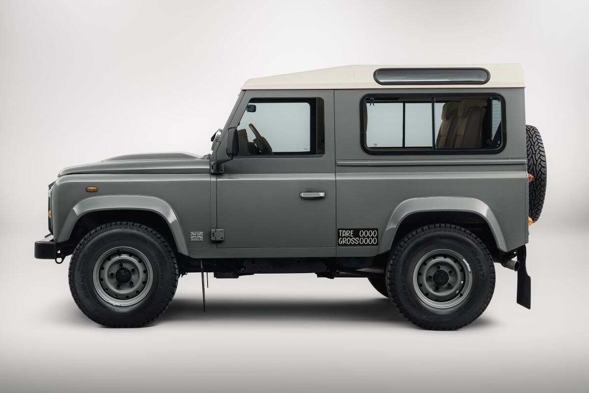 Oude Land Rover Defender maakt rentree als Works V8 Daktari Edition