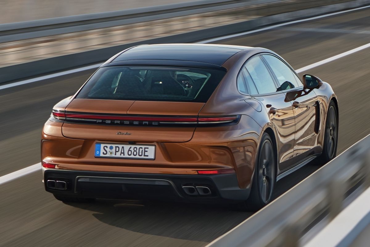 Zien: nieuwe Porsche Panamera kan 'dansen' op luchtvering