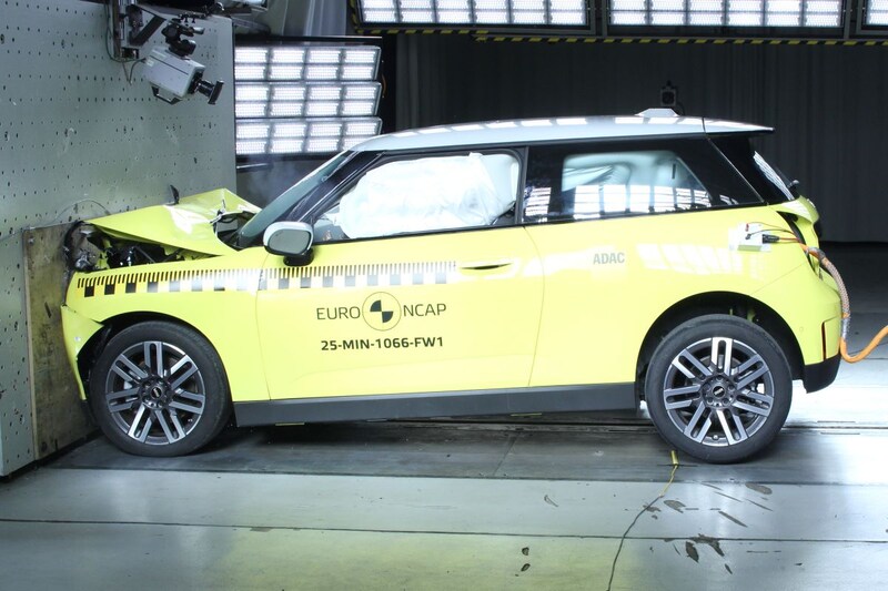 Audi A6 e-tron en Mini Cooper bewijzen zich tegen de crashmuur