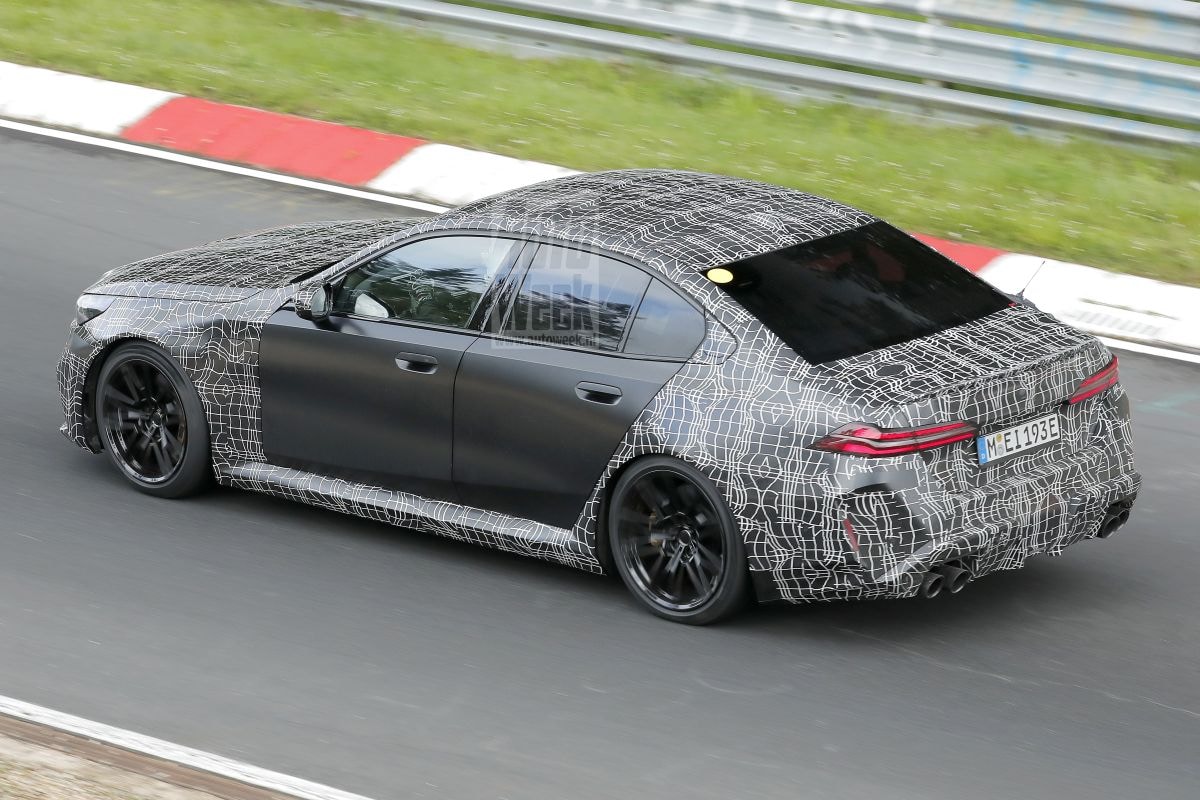 BMW M5 Sedan and M5 Touring race around the Nürburgring - Techzle
