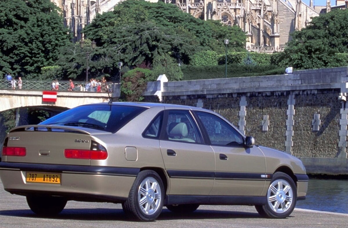 Renault Safrane RXE 3.0 V6-24V prijs en specificaties