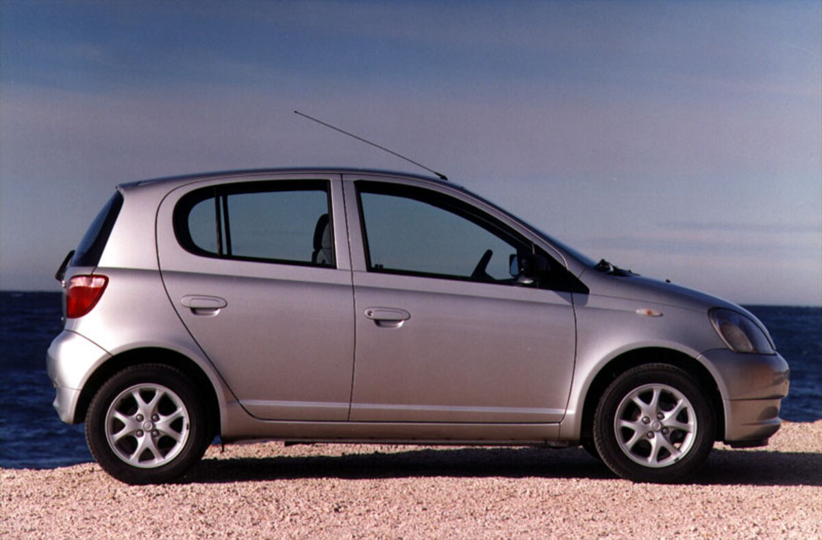 Toyota Yaris 1.0 16v VVT-i Linea Luna (2000) review