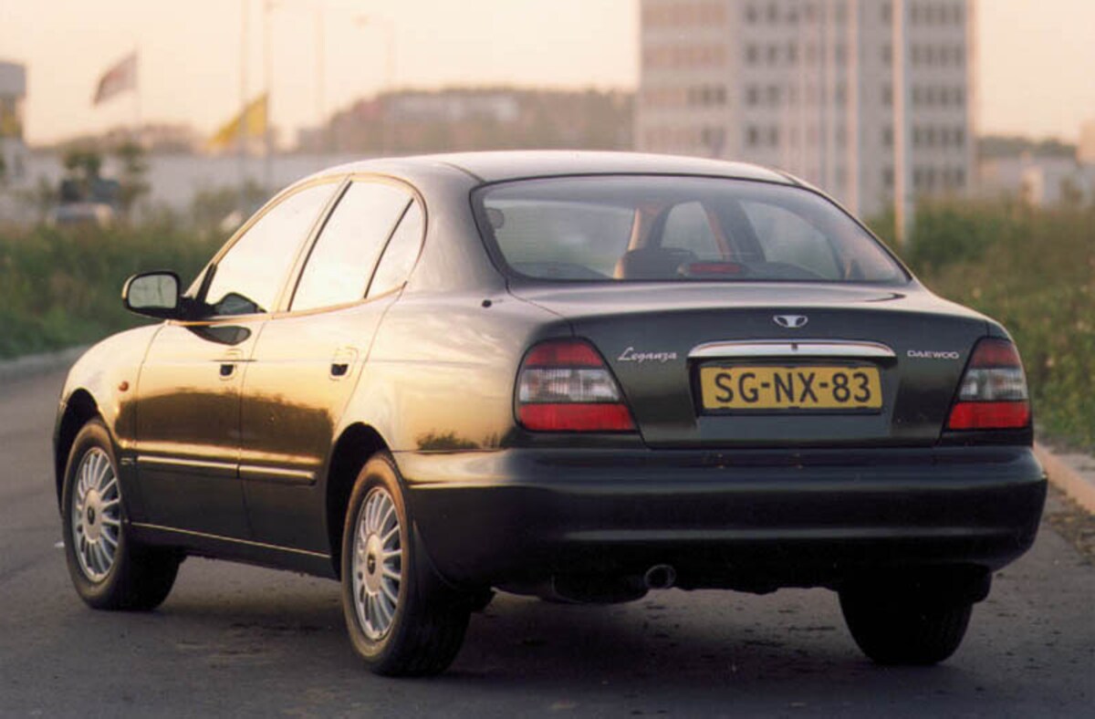 Daewoo Leganza 2.0 CDX (1999) review - AutoWeek