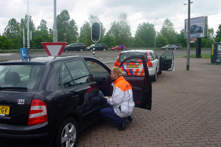 Rijlescontroles; mee met de KLPD - AutoWeek