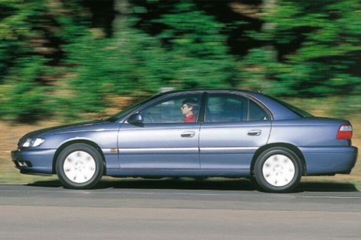 Opel Omega 2.2i-16V (2000) Autotest - AutoWeek