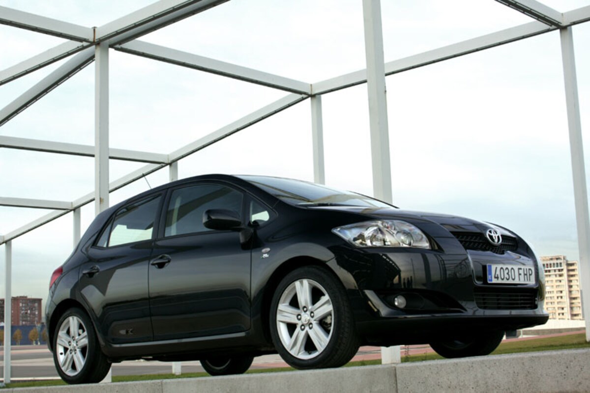 Toyota Auris 2.0 D-4D-F Dynamic prijs en specificaties