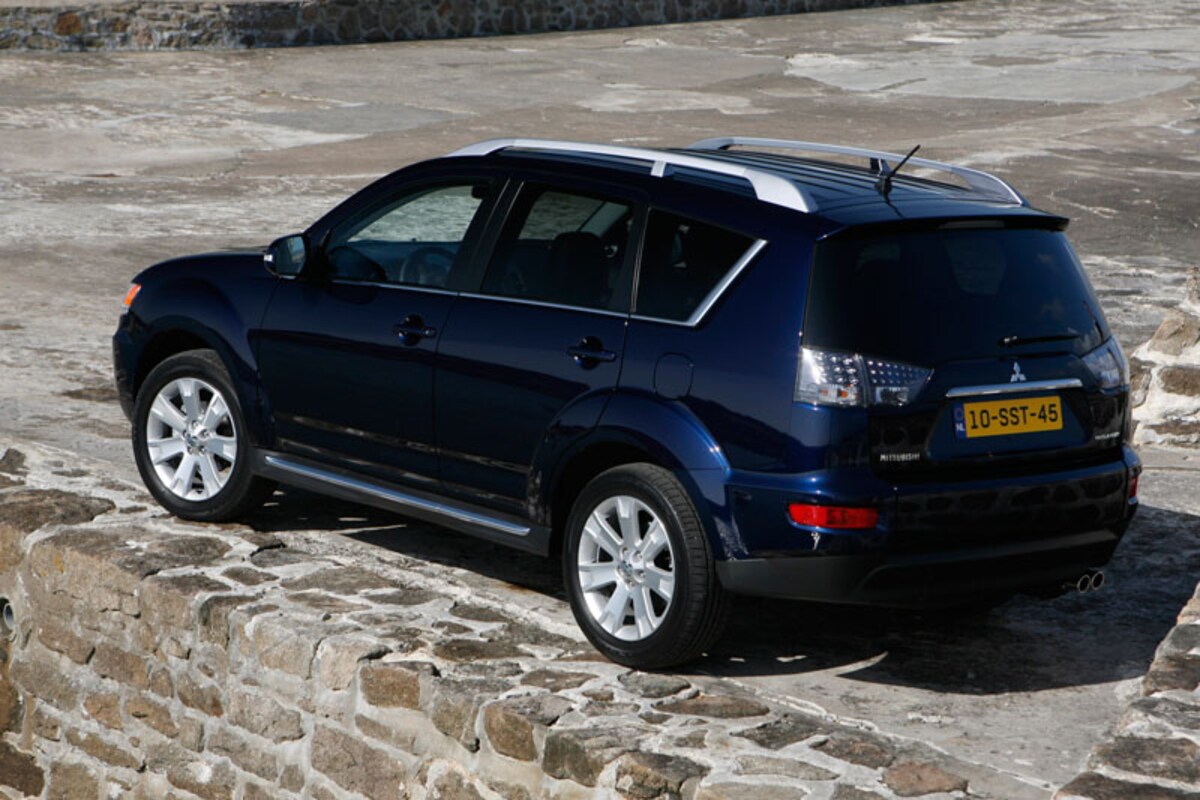 Mitsubishi Outlander 2.0 2WD Edition Two (2012) review